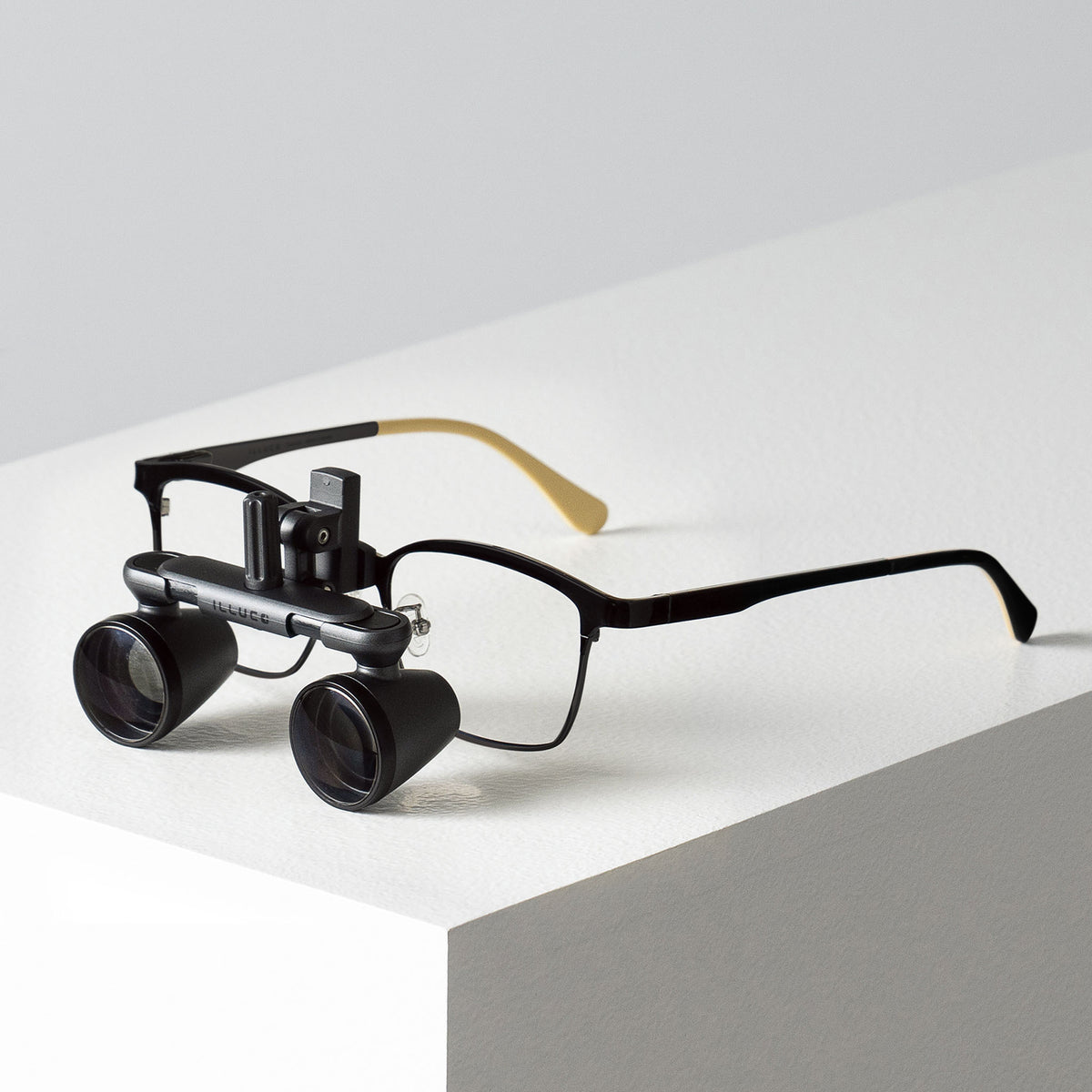 ILLUCO Flip-Up Galilean Loupes